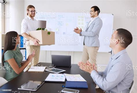 사무실에서 열린 회의에서 동료를 박수하고 축하하는 다양한 사업가들의 사진 20 24세에 대한 스톡 사진 및 기타 이미지 20 24세 20 29세 25 29세 Istock