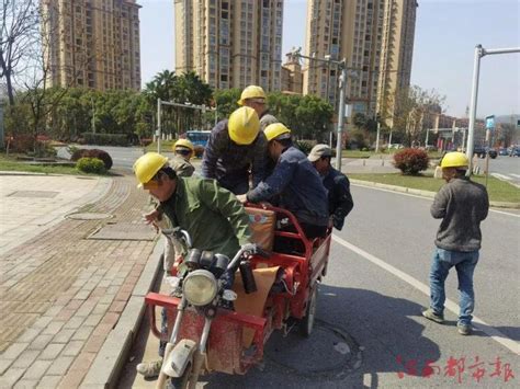 演杂技？新余街头一小三轮车上“叠”了8名壮汉凤凰网江西凤凰网