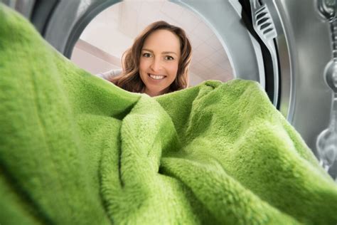 Trucul pe care îl poți folosi în caz că ai rămas fără detergent de rufe Hainele tale vor fi la