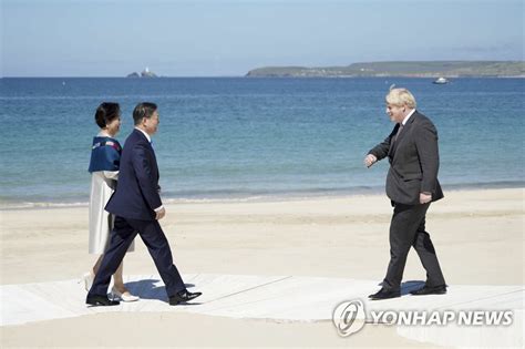 공식 환영식 참석하는 문 대통령 내외 연합뉴스
