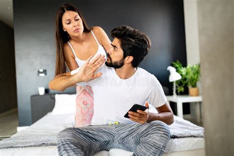 Jonge Geshockeerde Vrouw Betrapte Echtgenoot Op Bedrog Door Zijn