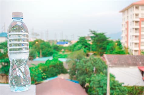 병 물 흐린 배경에 플라스틱 만든입니다 벽지를 사용 하 여 패키지 또는 이미지 및 복사 공간을 새로 고침 제품 0명에 대한 스톡 사진 및 기타 이미지 Istock