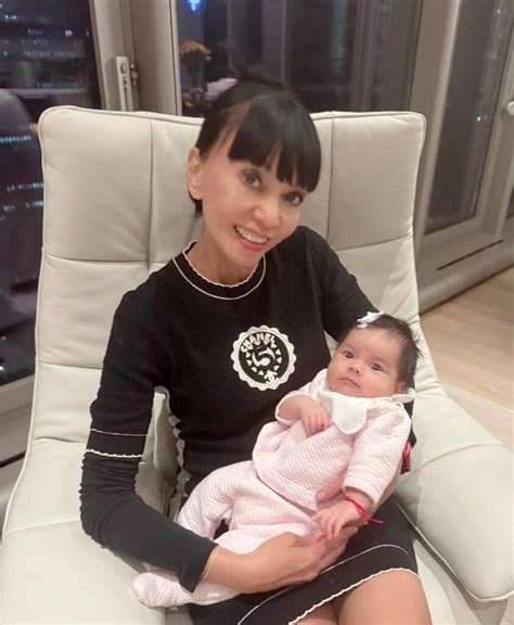 ข่าวดีครอบครัวทวีสิน พญ พักตร์พิไล โพสต์ภาพต้อนรับหลานคนแรก คุณปู่เศรษฐา