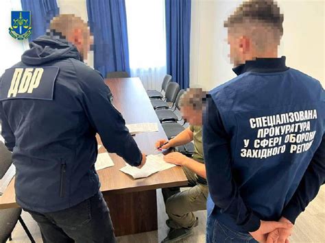 Керівнику облвійськкомату Рівненщини повідомлено про підозру у побитті людини та зберіганні