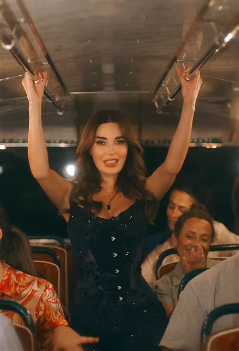 تفاصيل إطلالات سيرين عبد النور في كليب هزهزة من نيكولاس جبران البوابة