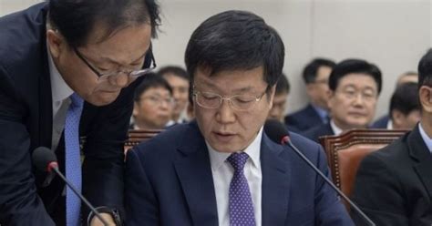 포토 보고 받는 최철안 원장