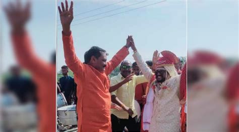 Bjp Mla Ashok Uike Danced At An Party Activists Wedding In Ralegaon Nagpur