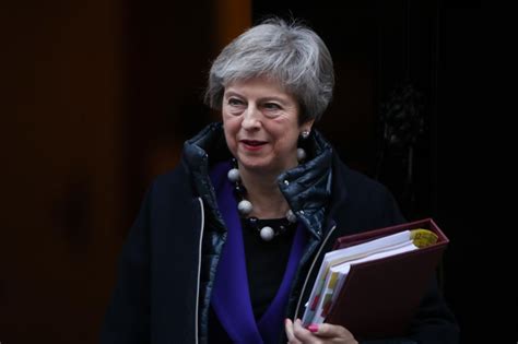 脱欧协议草案达成，英国首相面临关键考验 Wsj