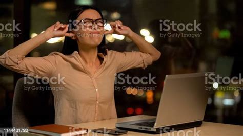 귀를 덮고 있는 여자 사무실에서 소음으로 자극 직장에서 신경 쇠 약 소음에 대한 스톡 사진 및 기타 이미지 소음 방음