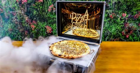 Pizza ouro custa até R e faz sucesso em Balneário Camboriú