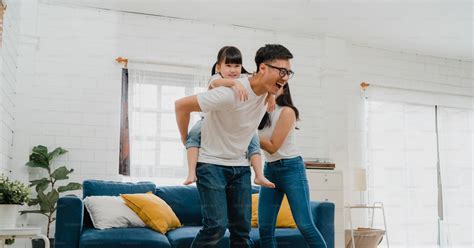 행복 한 쾌활 한 아시아 가족 아빠 엄마와 딸은 집에서 생일 축하 놀이를 즐깁니다 사진 Unsplash의 실내 이미지