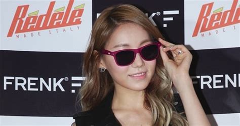 포토 브레이브걸스 서아 빨간 선글라스 이쁘네요~