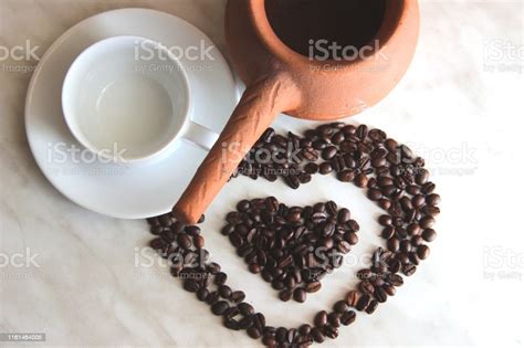 갈색 점토 터키 요리 터키 커피 화이트 클린 컵과 접시와 테이블에 마음의 모양으로 구운 커피 콩 0명에 대한 스톡 사진 및 기타 이미지 Istock
