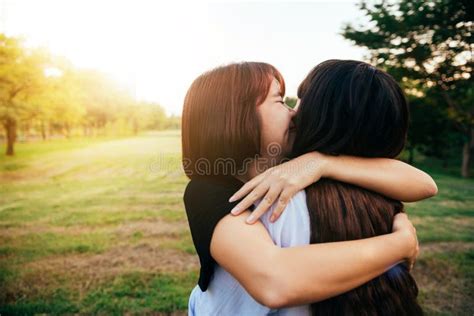 Zwei Asiatische Lesbische Frauen Umarmen Und Zusammen Umfassend Im