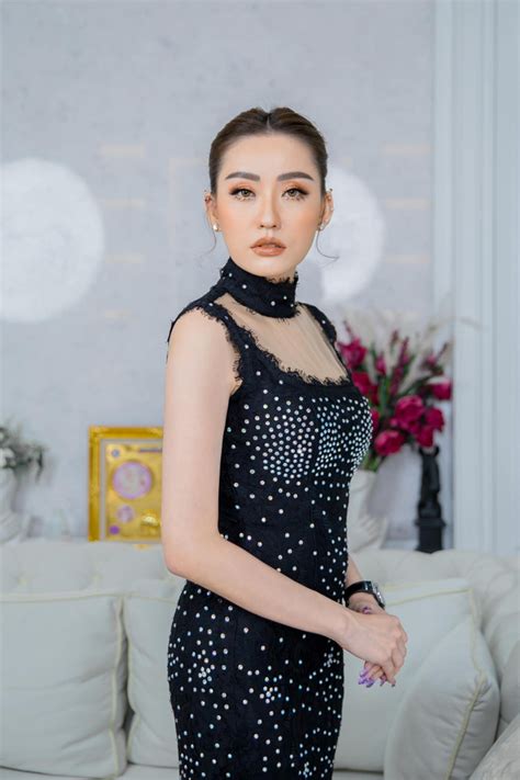 មើលមួយភ្លែត ស្មានក្មេង១៨ឆ្នាំ សម្រស់ ដេត ម៉ាលីណា កាន់តែស្អាតក្មេងខ្ចី សាច់សចាំងដូចចាន