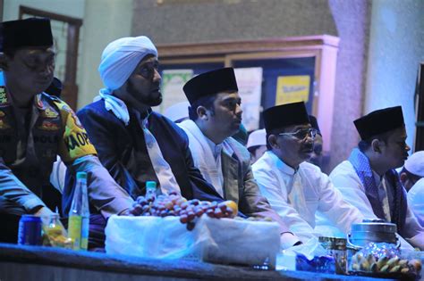 Di Bawah Guyuran Hujan Puluhan Ribu Warga Tetap Bertahan Ikuti