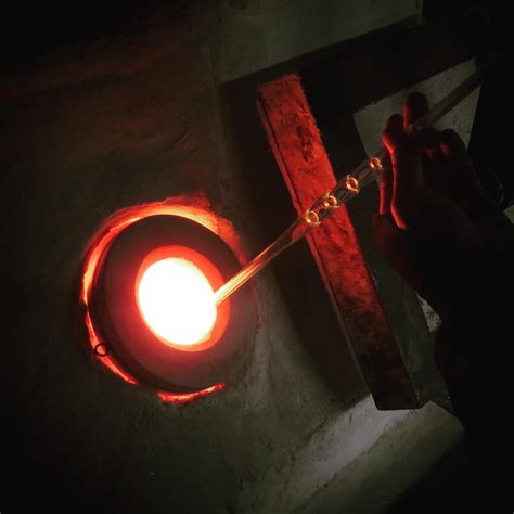 有限会社篠原風鈴本舗 江戸風鈴は、ガラスを溶かし1つずつ吹いて作られており、窯の温度は約1320度。冬でも窯の前