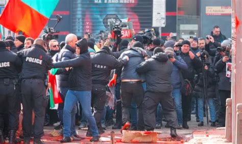 СГС остави в ареста четиримата задържани за вандалски прояви от протеста на Възраждане срещу