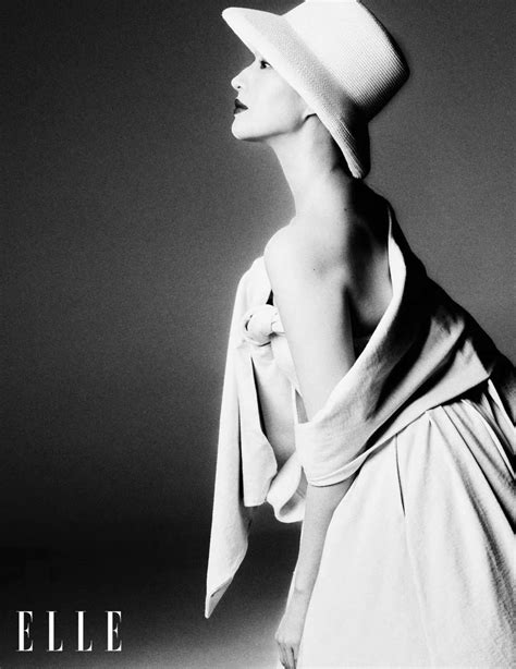 刘亦菲elle3月开季刊封面，黑纱缱绻亦藏铠甲，玫瑰盛放不减锋芒