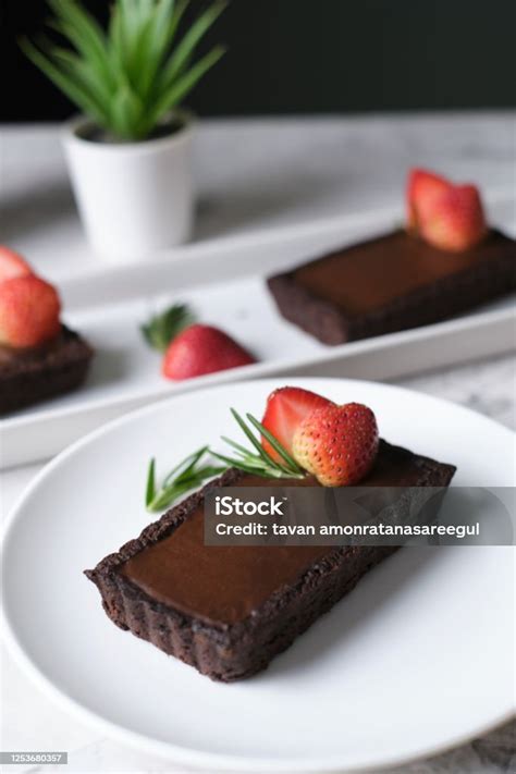 카페 테이블에 세팅 된 흰색 접시에 딸기와 직사각형 초콜릿 타르트 0명에 대한 스톡 사진 및 기타 이미지 0명 딸기 미식가 Istock