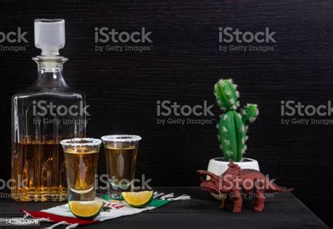 멕시코 데킬라 샷과 함께 고급 사각형 병 레몬과 전형적인 장식이있는 나무 테이블 위에 0명에 대한 스톡 사진 및 기타 이미지