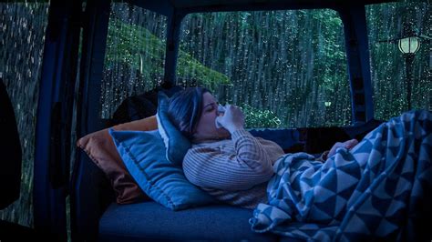 Dormindo Em Um Carro Acampando No Meio Da Noite De Tempestade Chuva