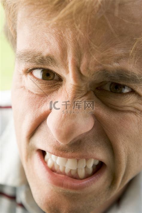 男人皱着眉头的头像高清摄影大图 千库网