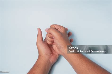 손바닥을 움켜 쥐고 때리는 손 제스처 결정을 내리고 성공하는 개념 2명에 대한 스톡 사진 및 기타 이미지 2명 Health 개념 Istock