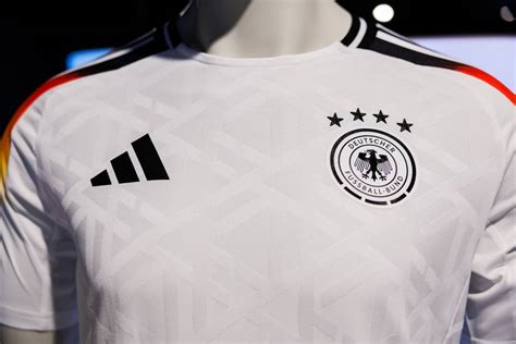 O impensável aconteceu e a Alemanha separou se da Adidas no primeiro