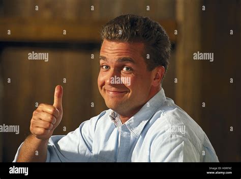 L homme geste okay portrait intérieur OK satisfaction satisfait