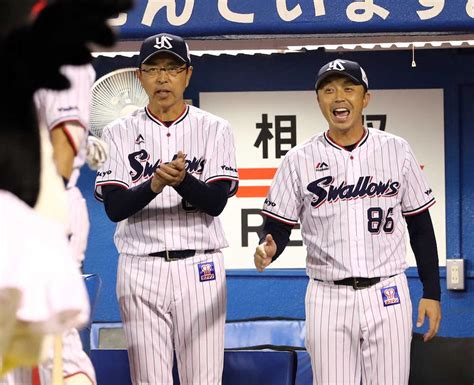 ＜ヤ・巨＞2回無死一塁 大引の先制2ランに笑顔を見せる小川監督（左）と宮本コーチ ― スポニチ Sponichi Annex 野球