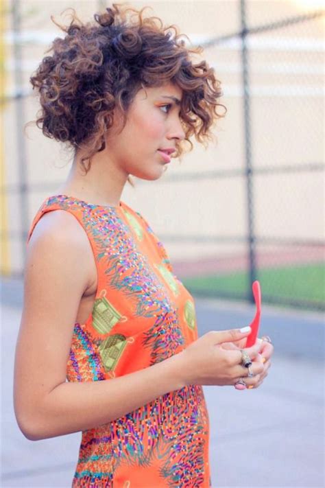 Coupe Courte Femme Cheveux Bouclés Tendance Moderne Coiffure Cheveux