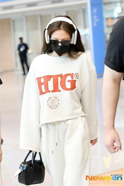 She Went Back To Her Rookie Days BLACKPINKs Jennie Gains Attention