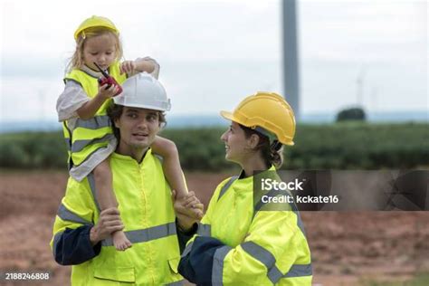 풍차에서 일하는 엔지니어와 가족 풍력 발전기 터빈이 있는 지역 사회의 백인 가족 풍력 터빈 지속 가능한 자원 및 재생 가능 에너지 2 3 살에 대한 스톡 사진 및 기타