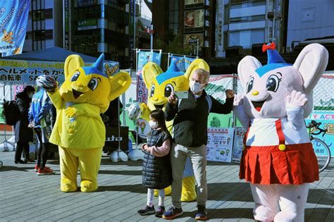 画像ギャラリー えぇぇ7人いる！「ピーポくん」ファミリー集結に通行人も驚き 家族総出の理由は“ヘルメット” 乗りものニュース