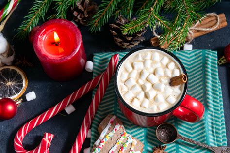 핫 초콜릿과 마시멜로와 계피 스틱 전나무 가지 양초 사탕 냅킨 빨간 공 겨울 크리스마스 뜨거운 음료와 빨간 머그잔 1 개 0명에 대한 스톡 사진 및 기타 이미지 Istock