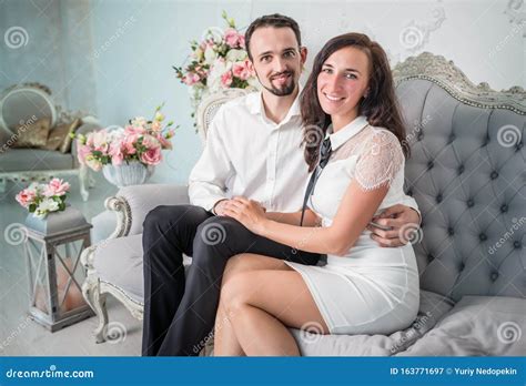 Ritratto Di Una Giovane Coppia Felice Seduta Su Sofa Immagine Stock Immagine Di Bello