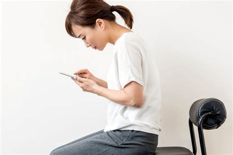 猫背は加齢を速めます専門家が断言 何歳から気を付けるべき すぐできる対処法は LASISAらしさラシサ