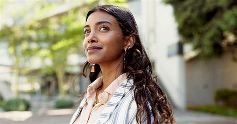 생각하고 도시와 여행은 성찰 미래 및 아침 출퇴근을 위해 도시에서 비즈니스 우먼과 함께합니다 기업 비전 및 기억을 위해 시내에있는 사람에 대한 자부심 자신감 및 전문성 20