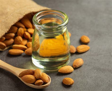 चेहरे पर बादाम का तेल लगाने के फायदे और तरीका Almond Oil Benefits For