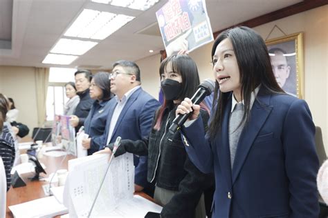 週五力擋國民黨三惡法 請大家跟我們一起守護台灣 國民黨在國會搞一黨專制，週五又有三部惡法來襲： 1️⃣財劃法－掏空中央財政 2️⃣憲法訴訟法