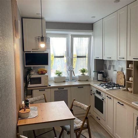 В хрущескую кухню 5 кв м вместилось всё что нужно большая рабочая поверхность холодильник