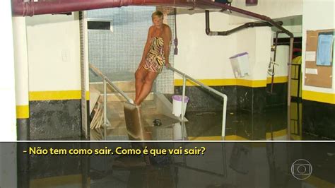 Vídeo Moradores de prédio em Copacabana ficam ilhados após temporal