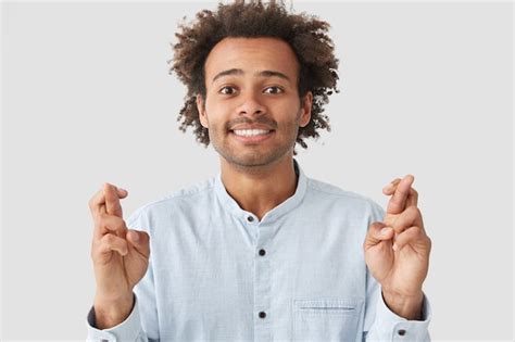 Portrait De Jeune Homme Aux Cheveux Bouclés Portant Chemise Photo