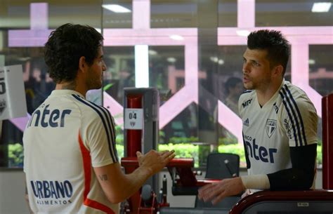 Com Incômodo Na Coxa Direita Tiago Volpi Faz Tratamento No São Paulo