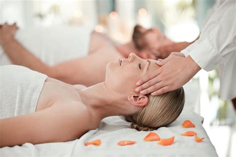 Mulher Spa E Massagem Na Cabeça Na Cama Com Flores Para Relaxamento