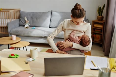 Madre Amamantando Al Bebé Durante El Tiempo De Trabajo Foto Premium