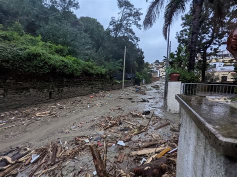Al Menos Un Muerto Y Una Decena De Desaparecidos Tras Una Avalancha En La Isla De Ischia Al Sur