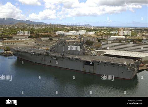 Us Navy The Amphibious Assault Ship Uss Tarawa Lha 1 Sits Pierside