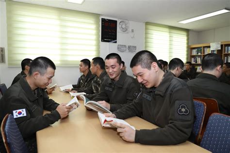 軍 깔깔이 역사속으로이젠 병사들 플리스 재킷 입는다 한국경제